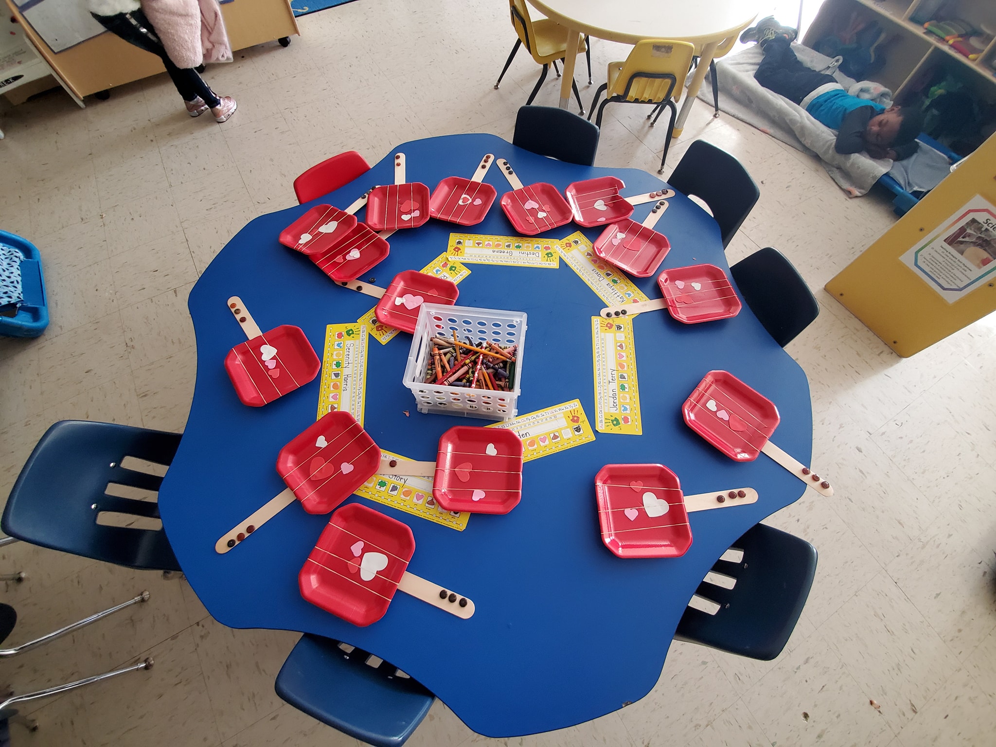 Ukulele Craft With Elastic Bands and a Paper Plate. TeachersMag.com
